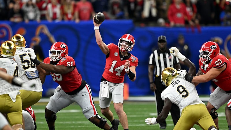 Georgia quarterback Gunner Stockton (14) throws a pass during the first half against Notre...