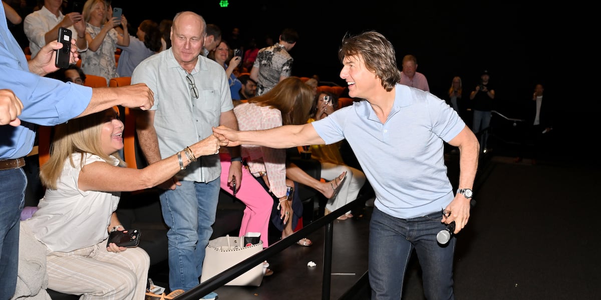 Tom Cruise surprises crowd at Atlanta movie theater during an early ... Tom Cruise surprises crowd at Atlanta movie theater during an early ...